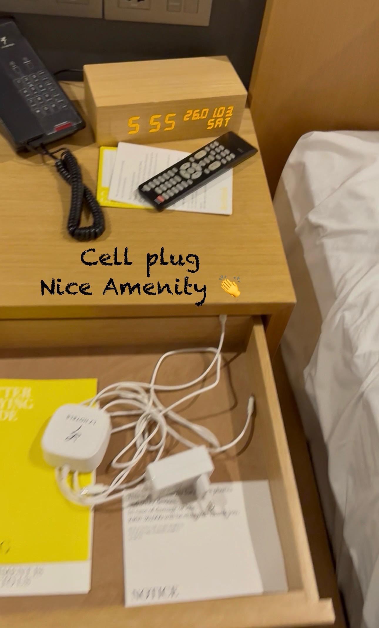 Charger available for cell phones 👏🏼