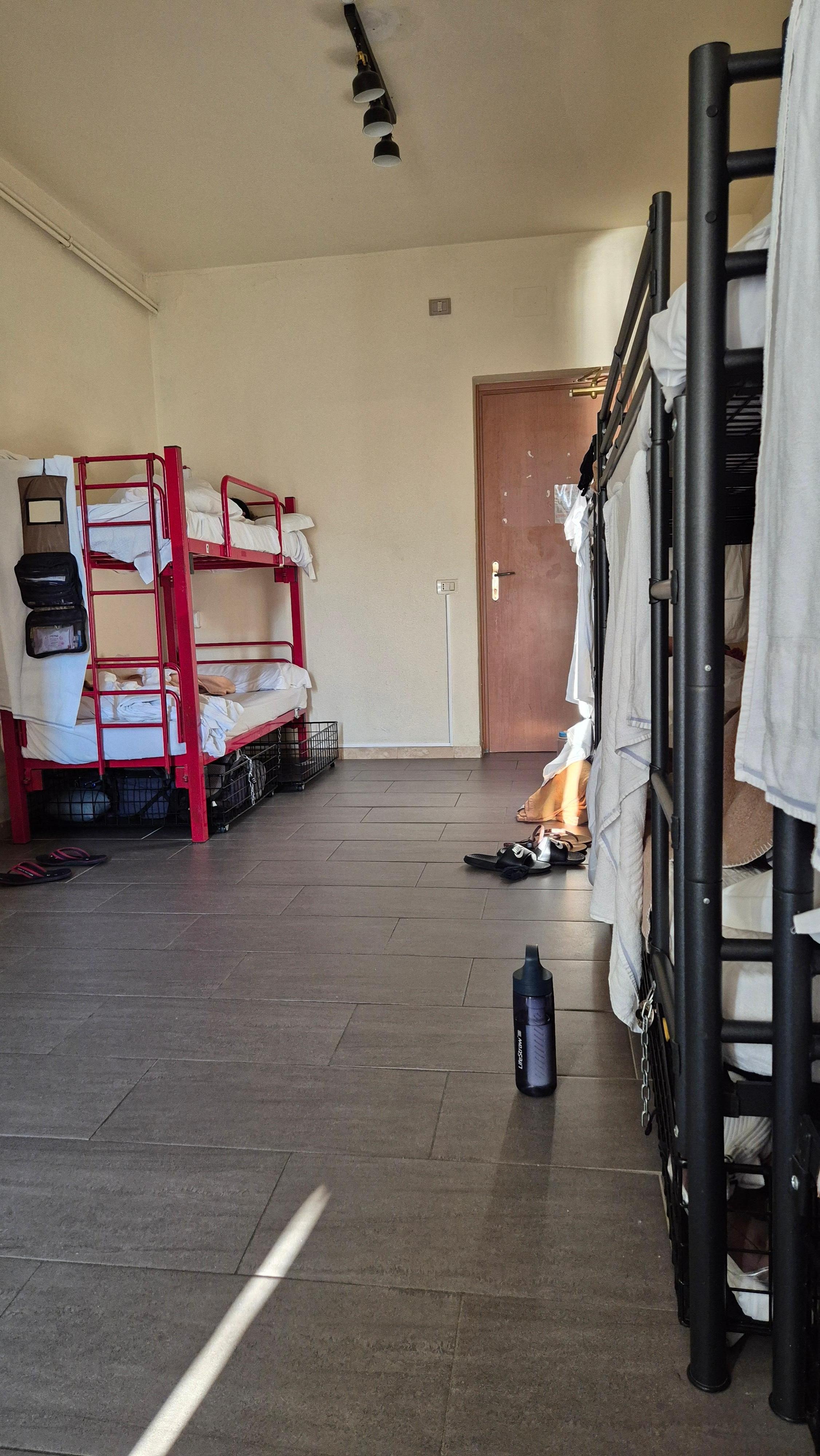 Tamanho do quarto bom, mas camas de ferro que fazem barulho demais.