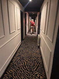 Pasillo con personaje extraño