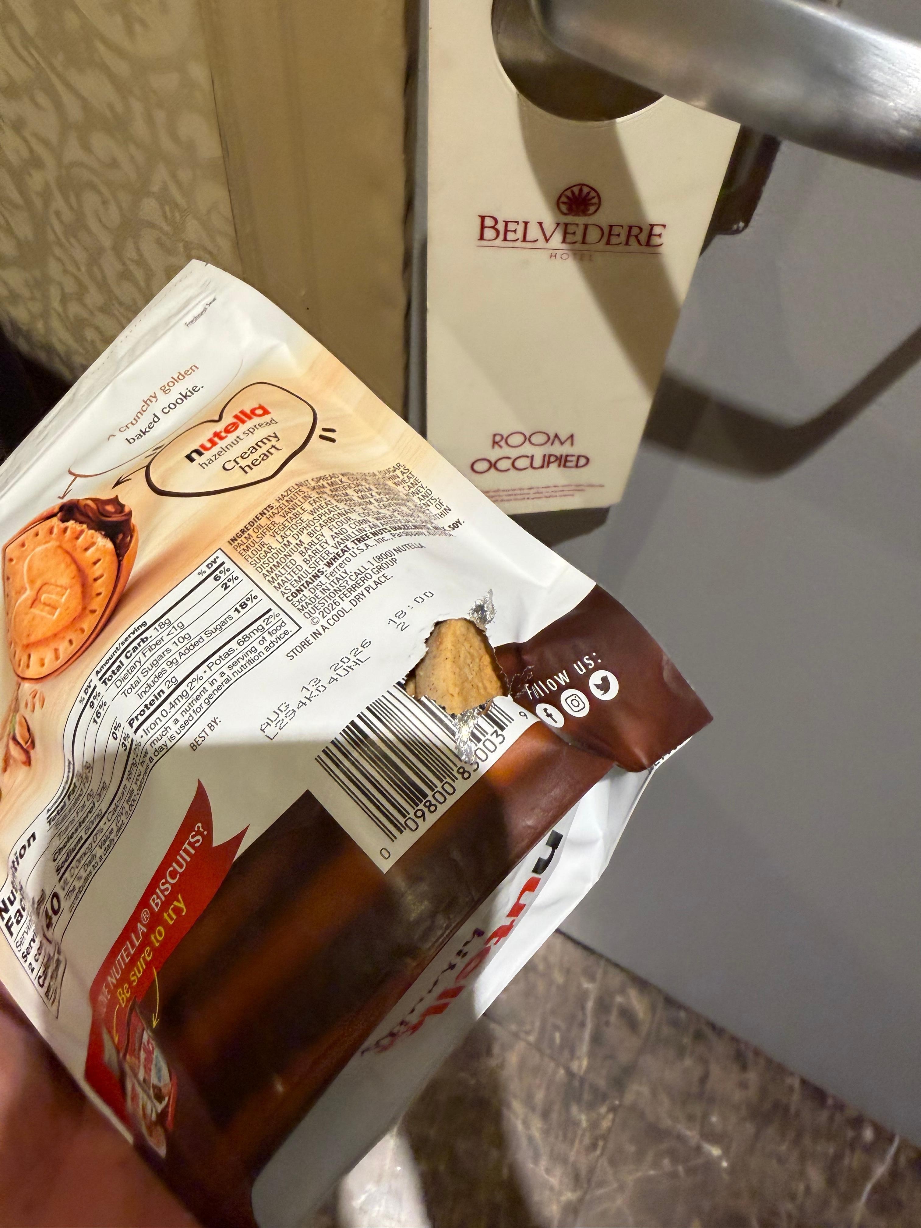 Ratos comeram os biscoitos das crianças sobre os armários.