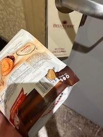 Ratos comeram os biscoitos das crianças sobre os armários.