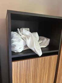 Not sure, didnāt want to touch it!
