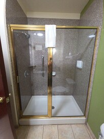 I had an awesome big shower that had the body wash, shampoo and conditioner attached to shower wall! 💞