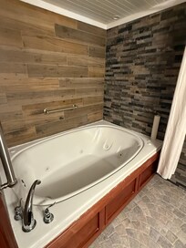 The jetted bathtub was wonderful .