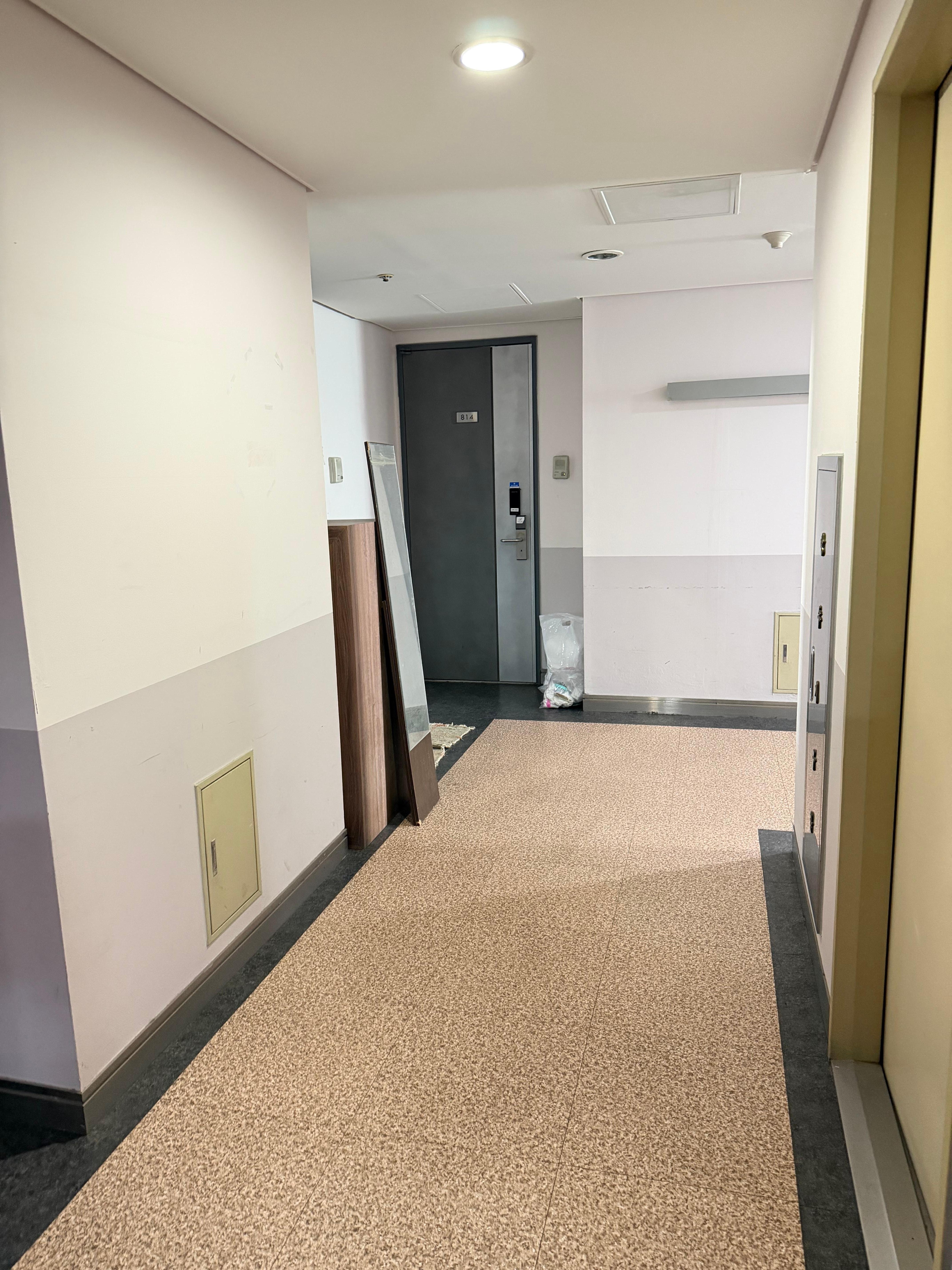 隔籬户門口，放滿裝修工具。