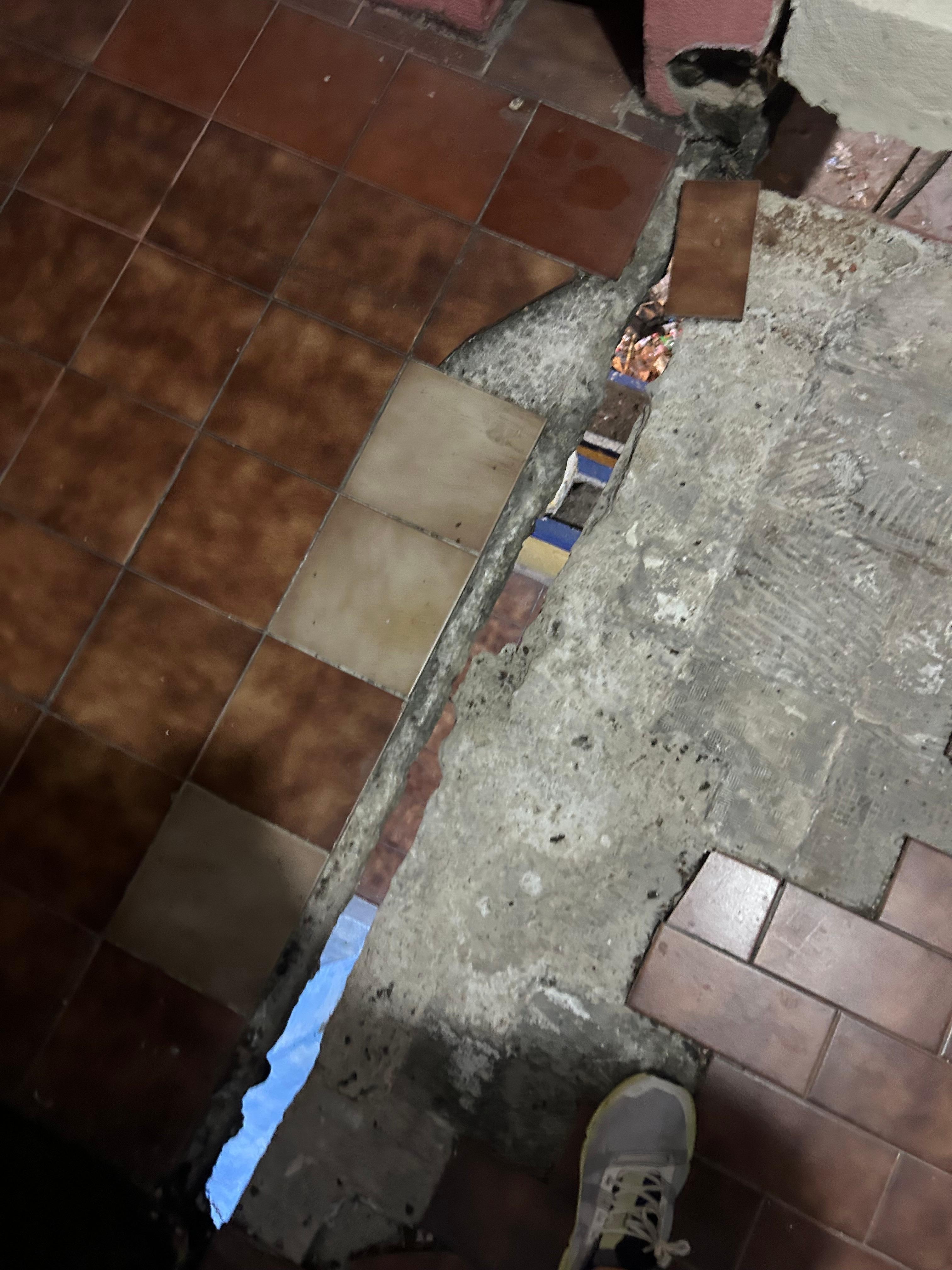 Pasillo del tercer piso que se ve para abajo en el segundo piso y podemos ver muy delgado y muy peligroso, es de terror pasar por ahí.