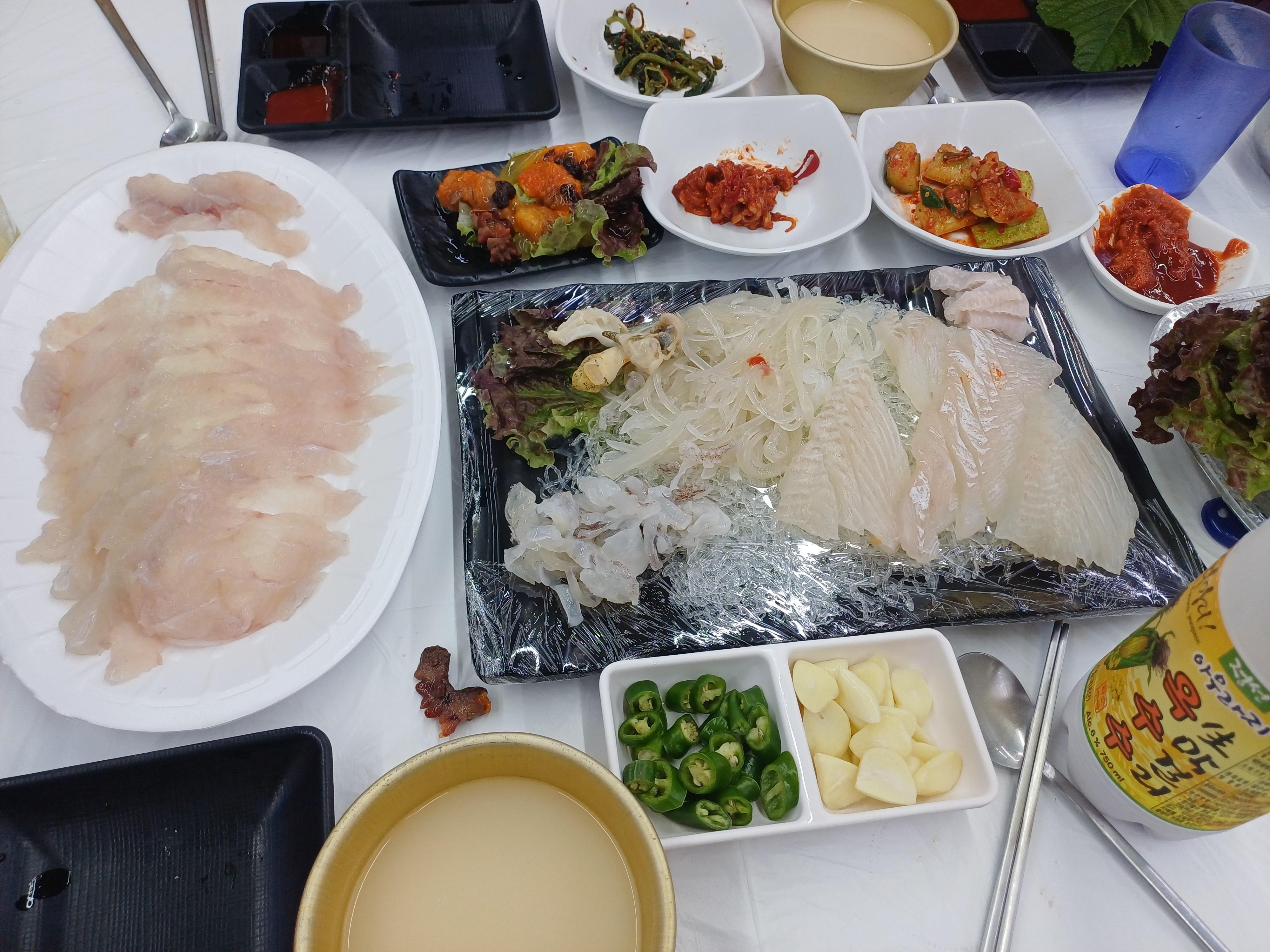 가성비 최고인 칼어니/영일횟집 
까치복,광어,오징어회 등