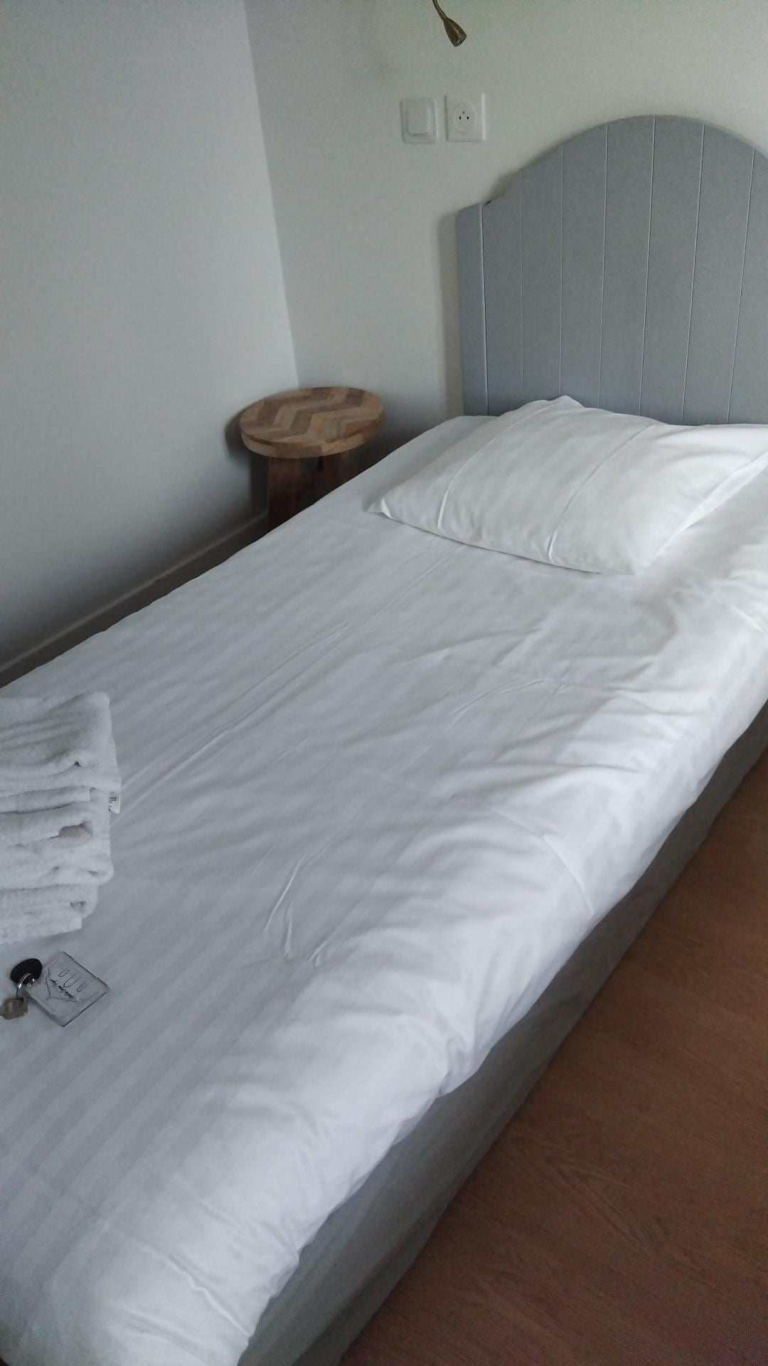 literie confortable, lampe normale ou lampe de lecture