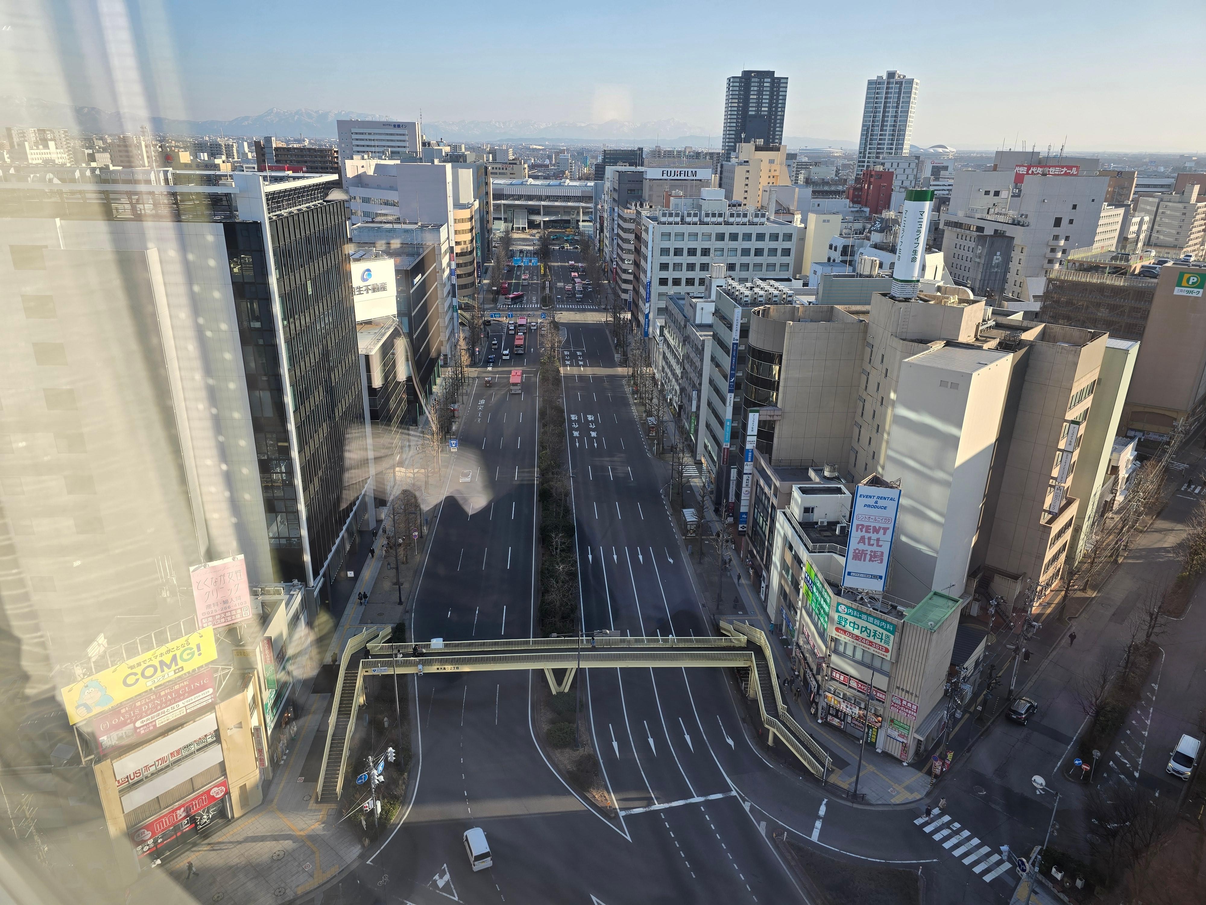 酒店窗口直望就是新潟站，出行和購物非常方便！