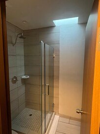 Nice bathroom skylight in 323