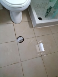 Remontées d'eaux savonneuses sur le sol lorsqu'on se douche.