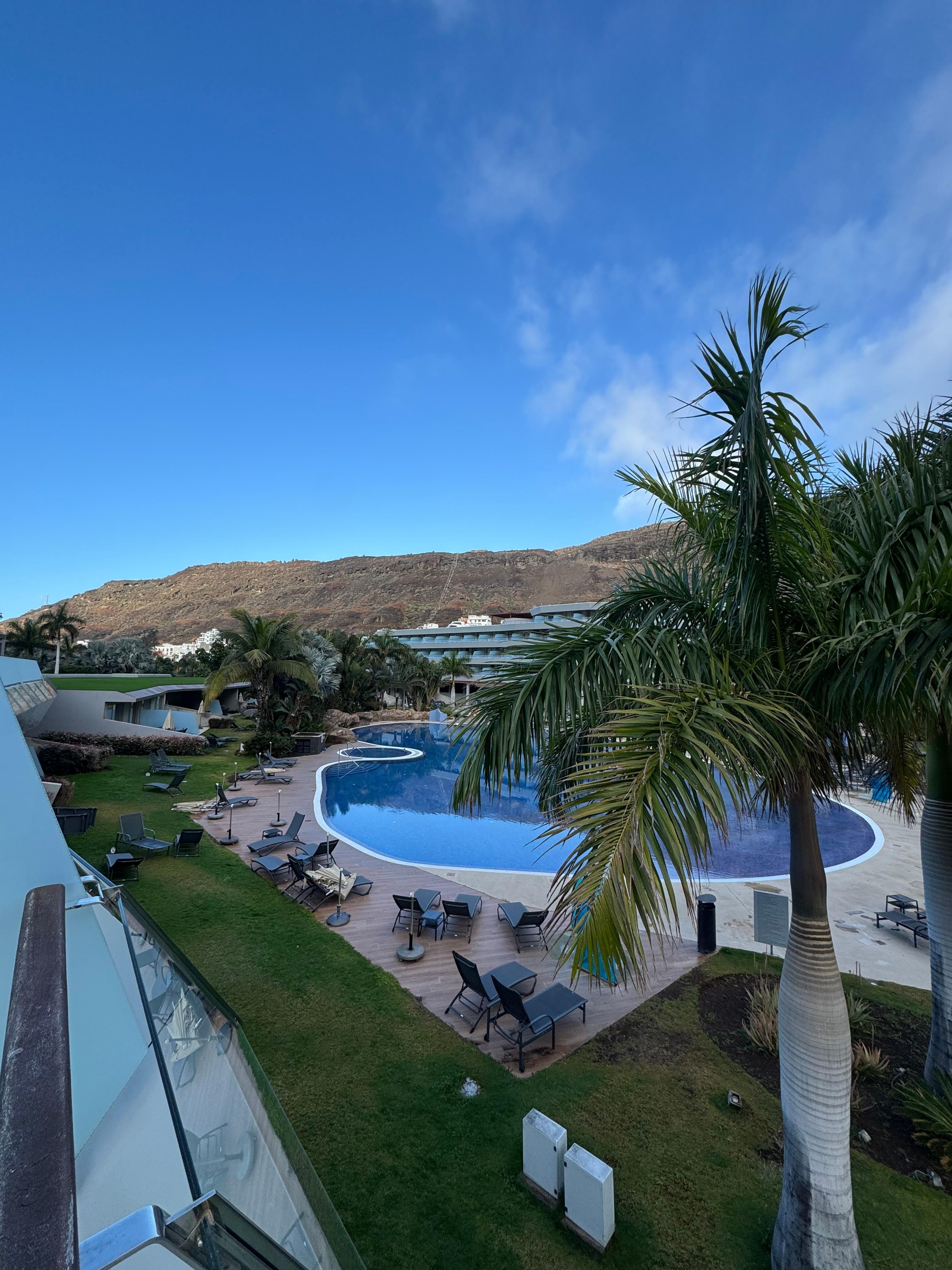 Vy från rum 3112, nere ser man del av poolen som ansluter till barnpoolen. Men även denna är barnvänlig, går från 0-1,5m djup