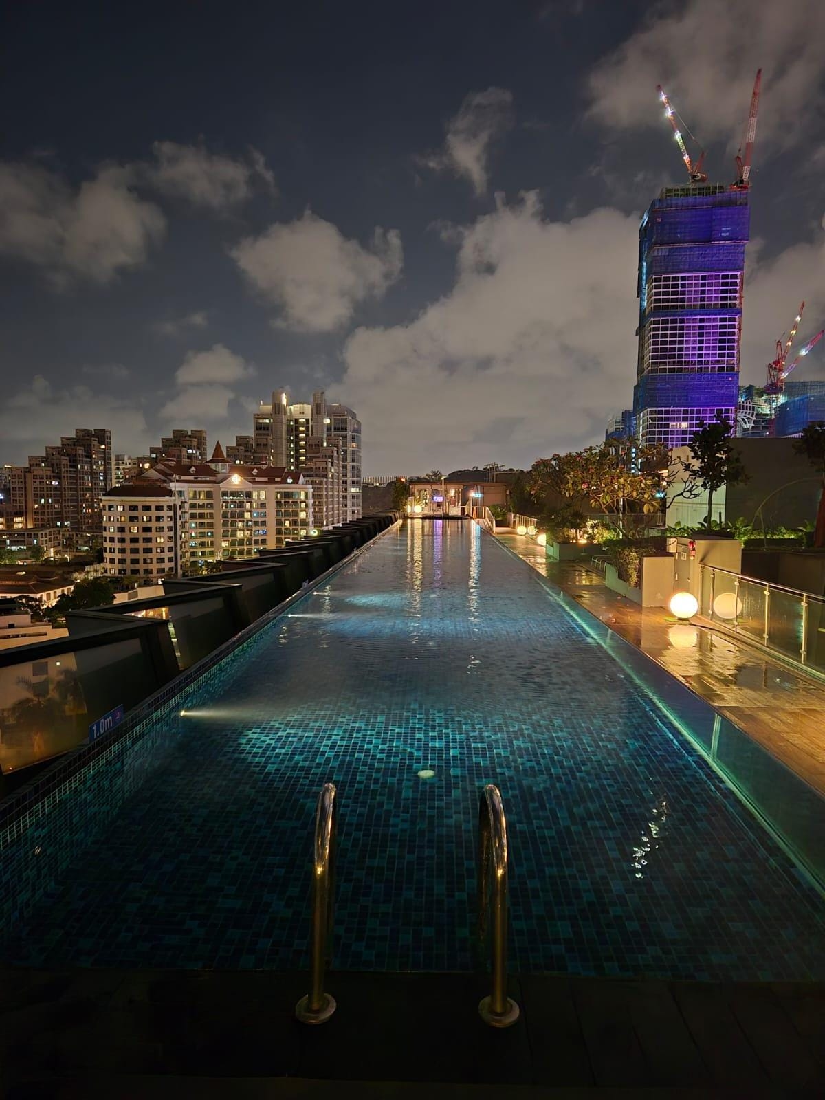 Ilgas baseinas ant stogo su puikiu vaizdu.
