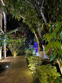 Trädgården på kvällen - så mysig