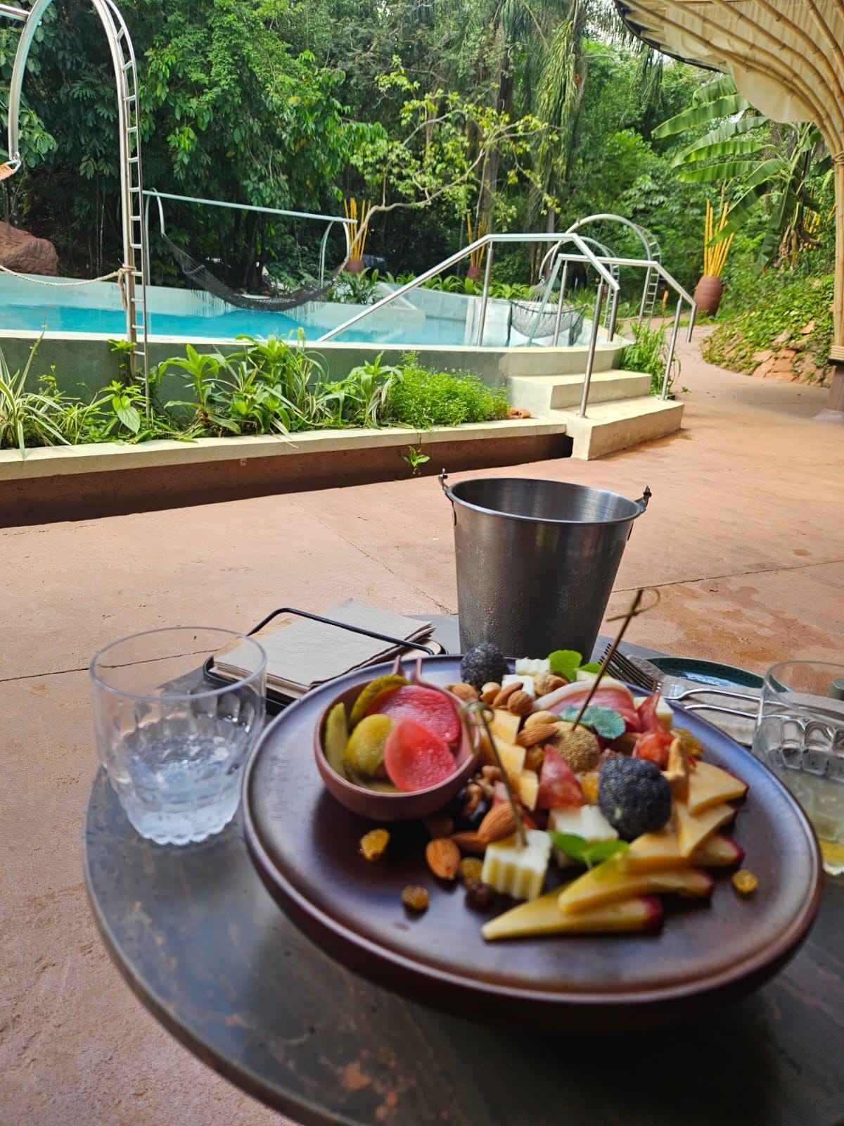 Frios em Volta da Piscina.