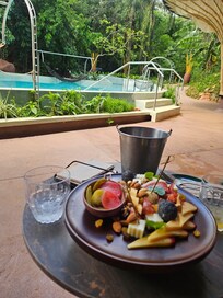 Frios em Volta da Piscina.