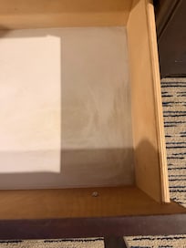 No tome foto del cuarto pero las paredes y los muebles están viejos y sucios