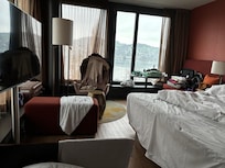 Quarto amplo com vista linda para o lago