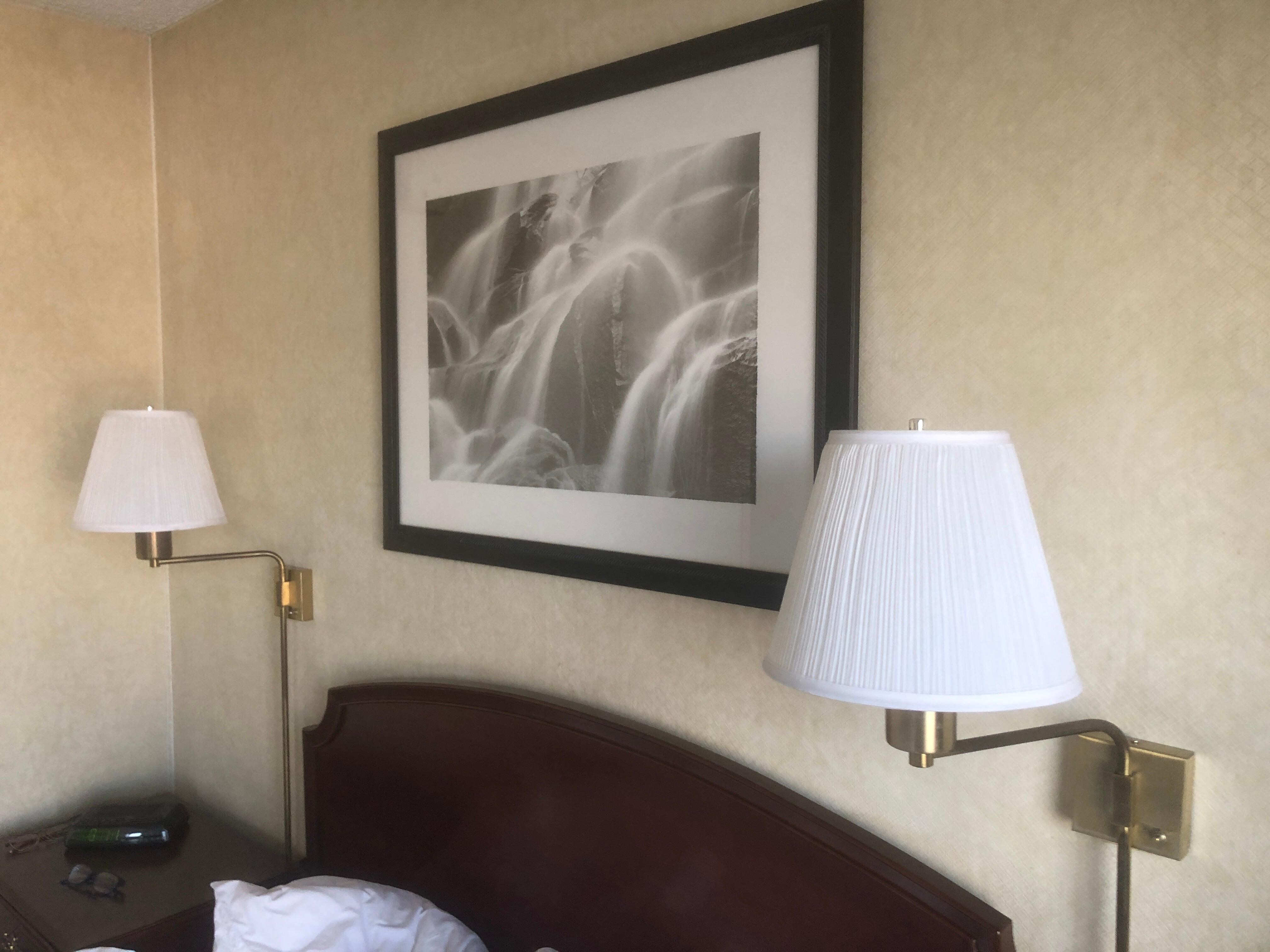 Light fixture at bed (left side when facing bed) not functional