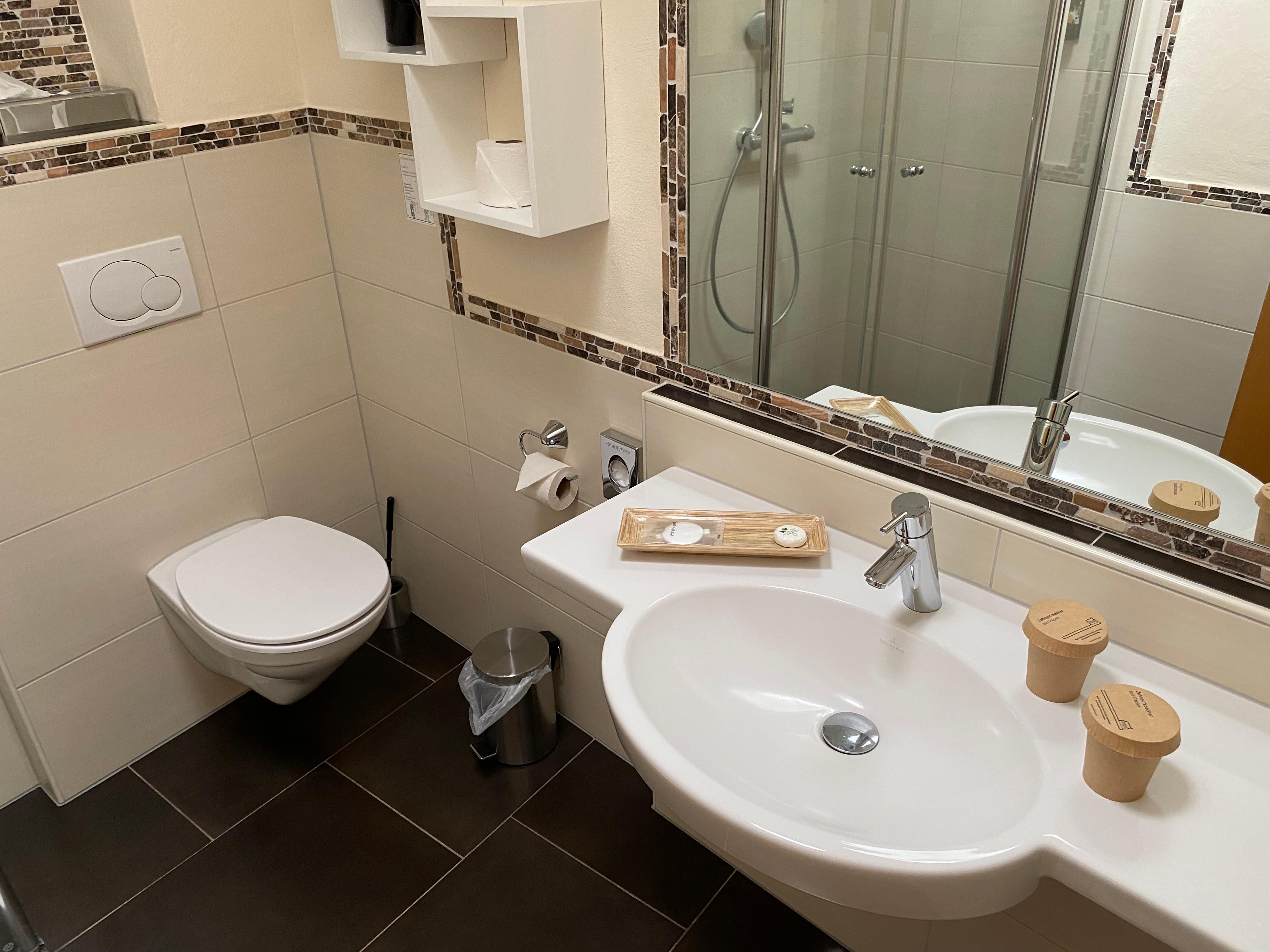 Waschbecken , Toilette  etc