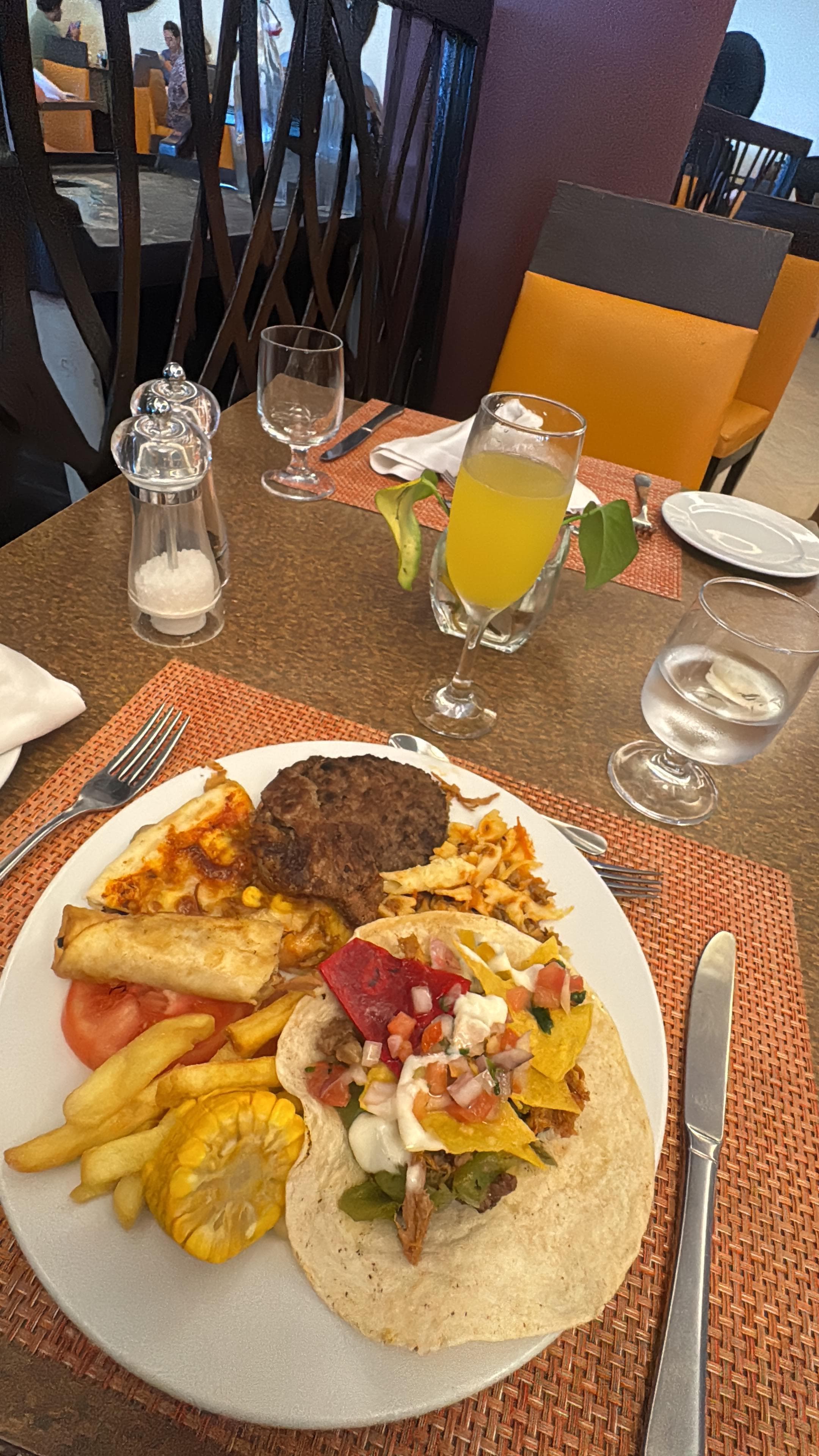 Prato de comida do buffet