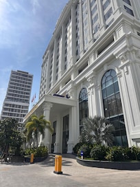 너무 번잡스럽지도 않고, 해변에 가까우며 찾기 쉬운 장소에 있습니다