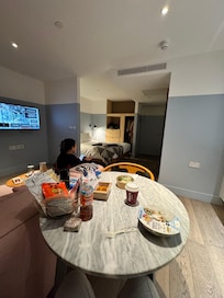 ベットエリア、ソファ&リビングエリア、キッチンエリアの一帯型アパートメント