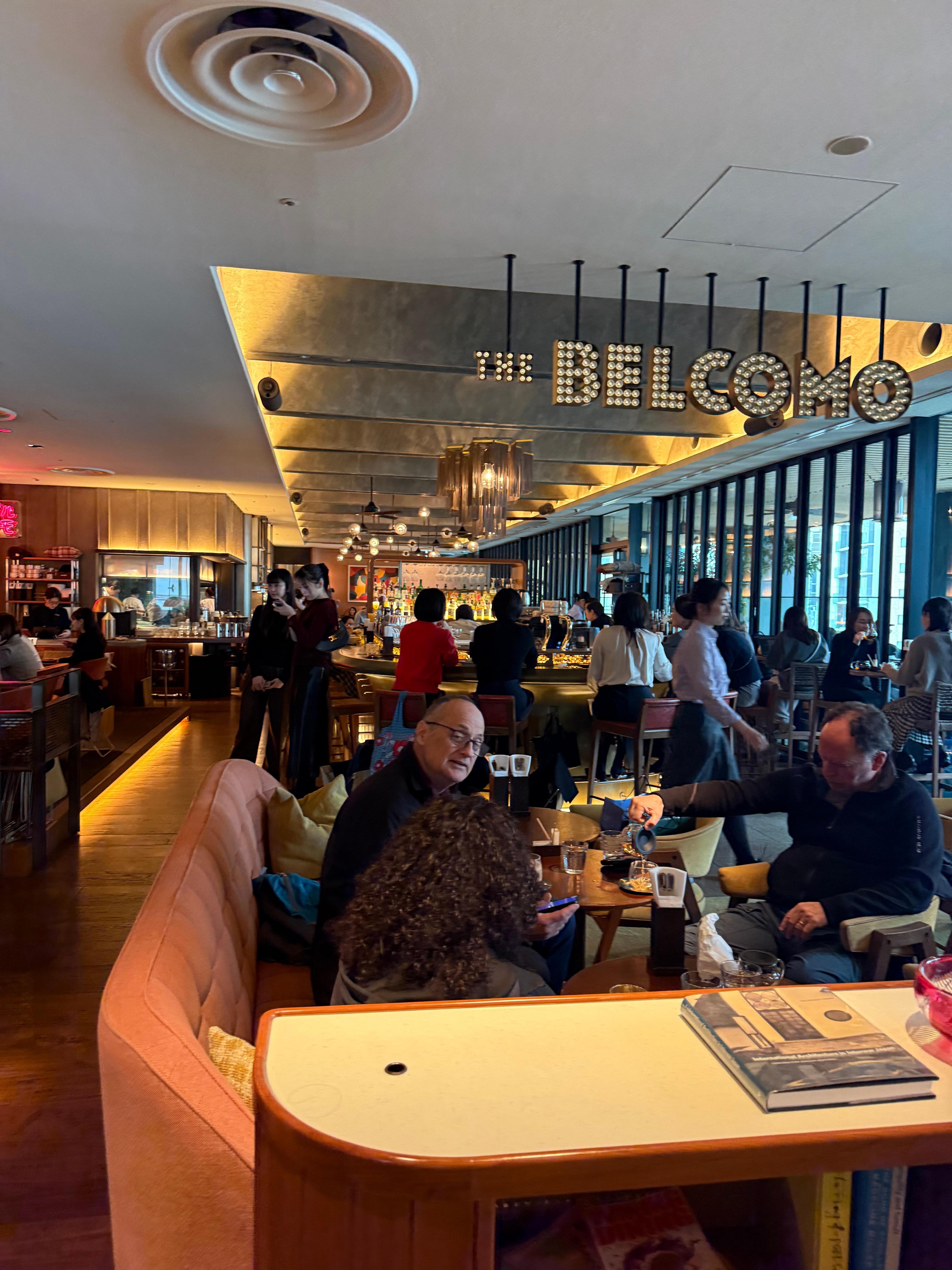 Recepção do hotel tem esse restaurante/ bar superrrr badalado 