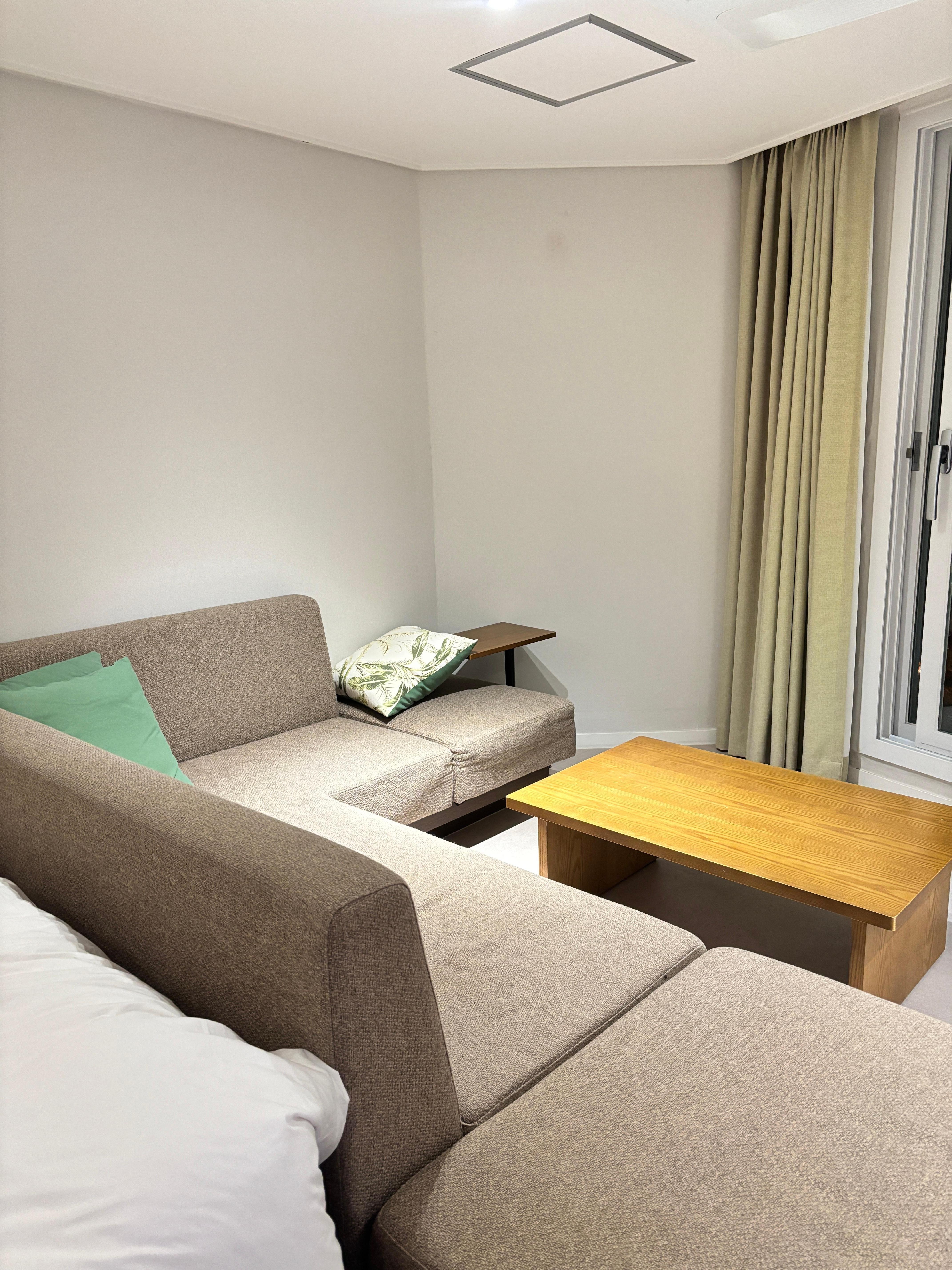 저녁에 두런두런 모며 맥주한잔할수있는 쇼파와 테이블