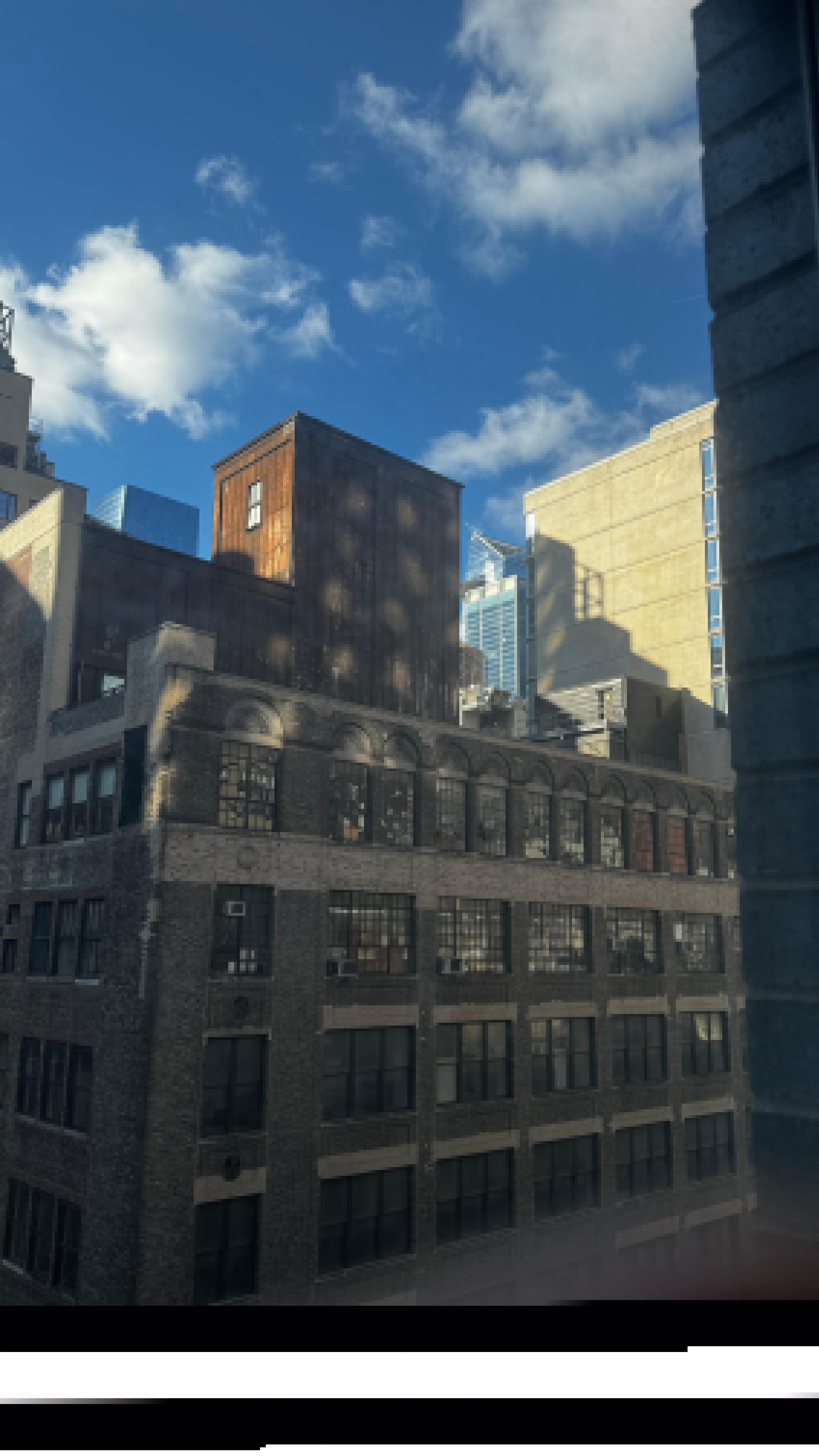 Foto tirada de dentro do quarto com o observatório Edge ao fundo.