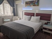 Chambre parfaite. Donnait sur la rue et le chantier, mais bien insonorisée.