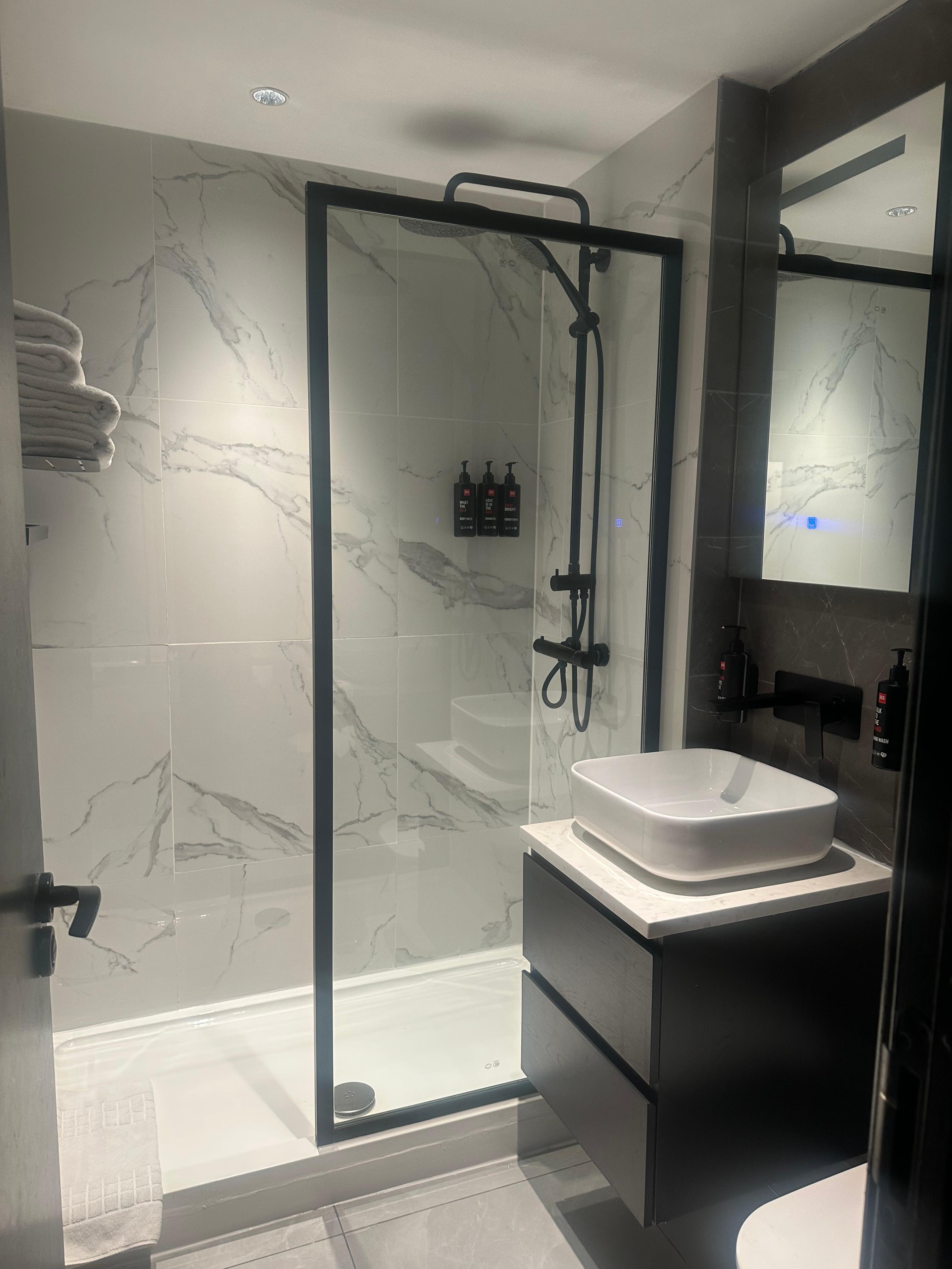 沖涼企缸只有一半玻璃擋水，好容易整濕地下