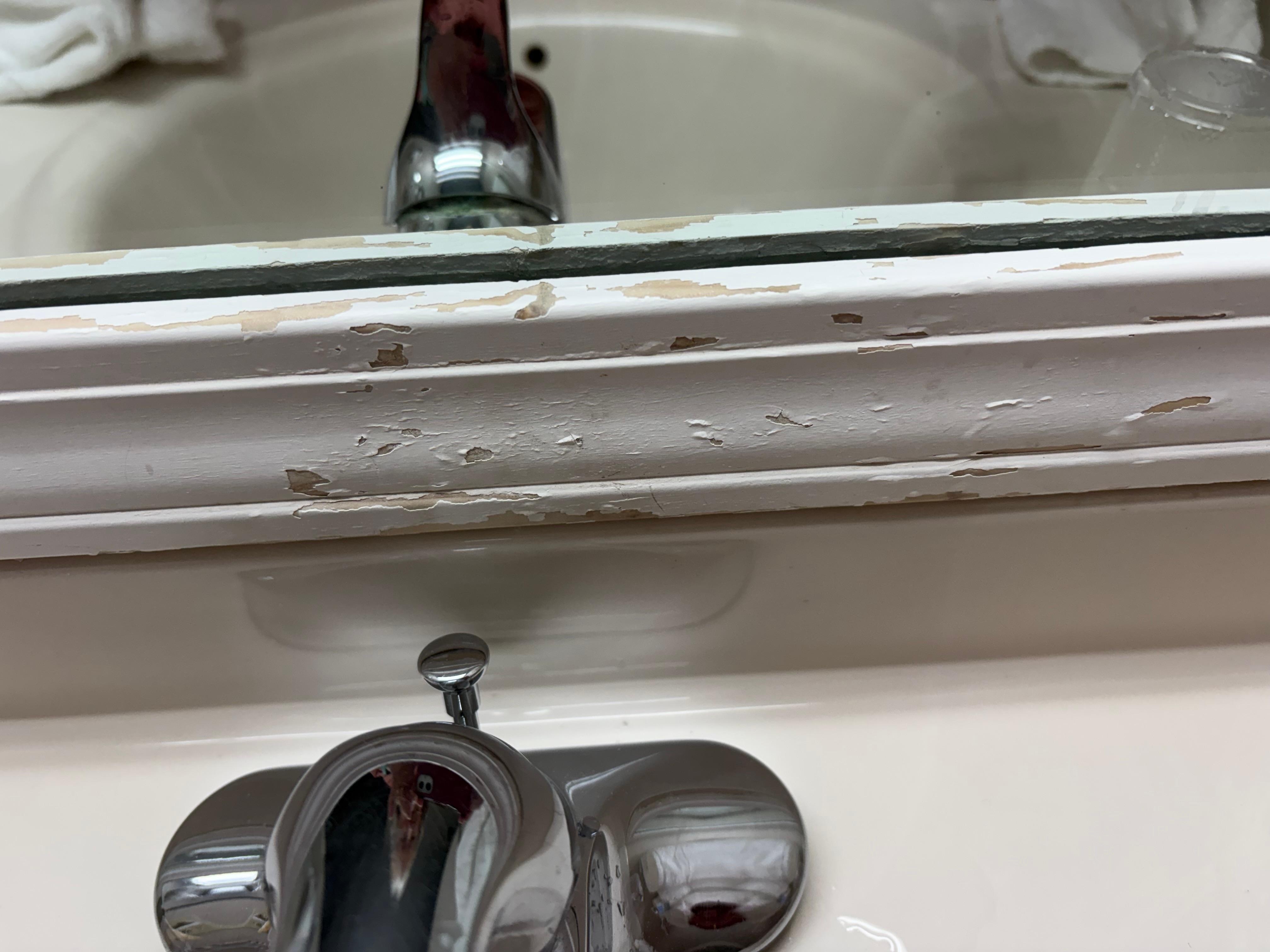 Frame around mirror 