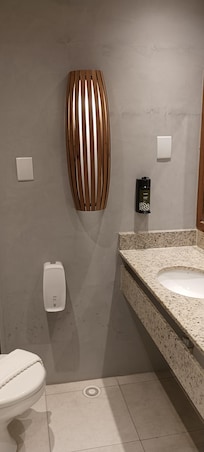 Banheiro com shampoo e condicionador bons