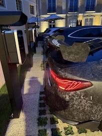 vehicules non éléctriques sur des places elec, les vehicules electriques ne sont meme pas branchés. Choix très mauvais de placer les bornes de recharge sur ce petit parking devant l'entrée