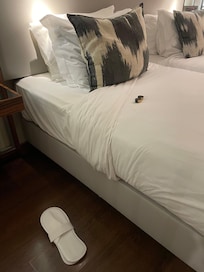 Serviço de abertura de cama com chinelo e bombons