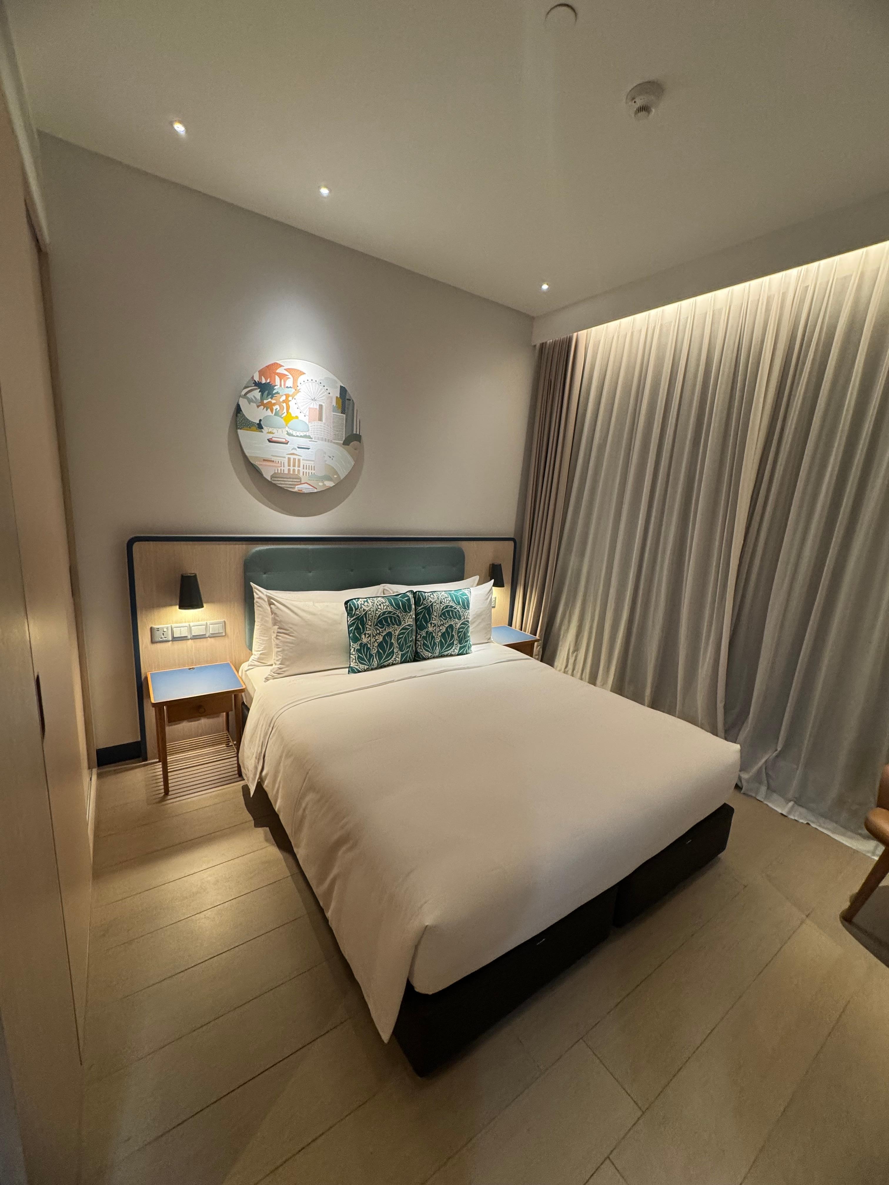 シンプルなお部屋
ベッドサイドにはコンセント多数