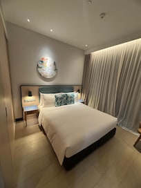 シンプルなお部屋
ベッドサイドにはコンセント多数