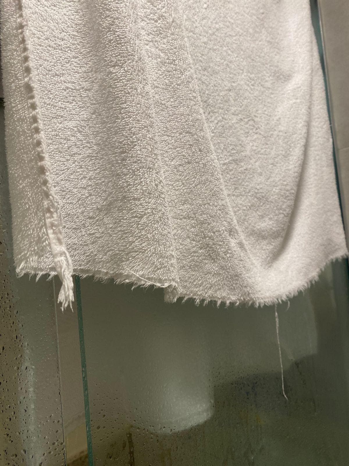 Toalha velha e fina. 