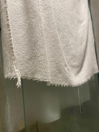 Toalha velha e fina.