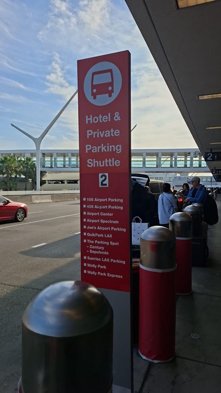 Local onde aguardar o shuttle para o hotel no LAX