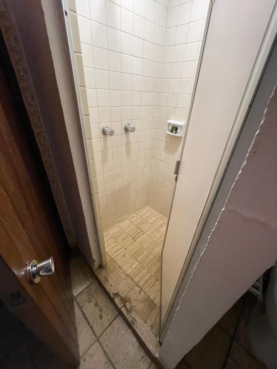 Regadera muy vieja y no cerraba la puerta