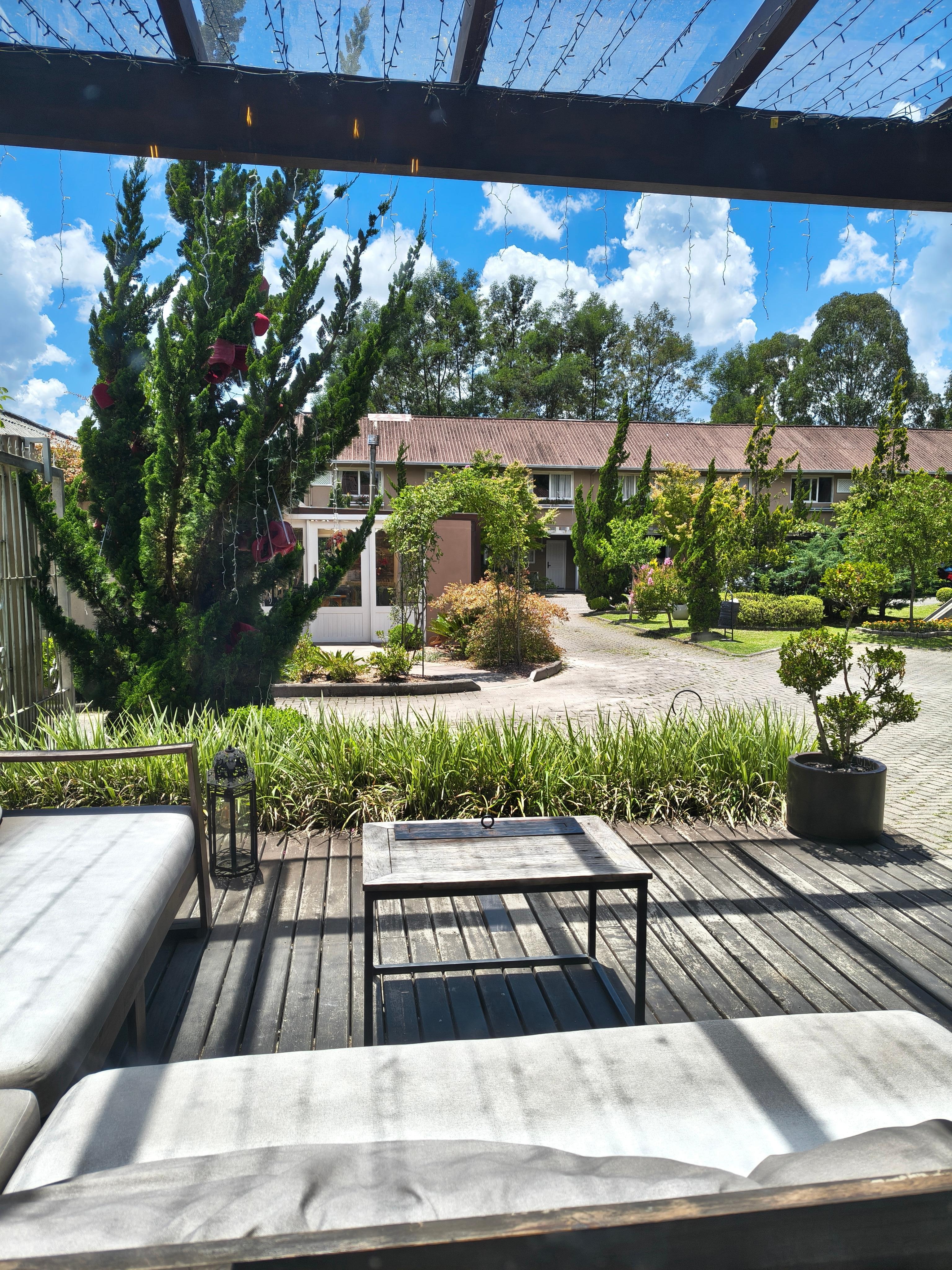 Area do cafe e o apartamento que ficamos.