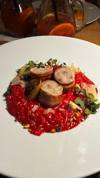 Risonho de beterraba com faisão enrolado em bacon