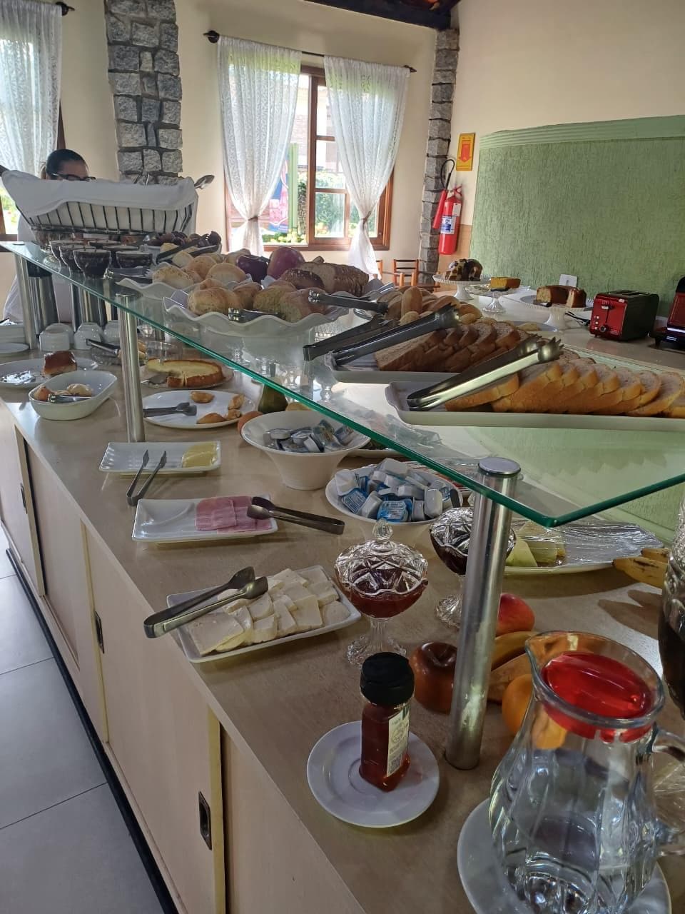 Como mencionado, seria bom usar as hélice para ajudar a manter as moscas afastadas. As moças da cozinha são ótimas.