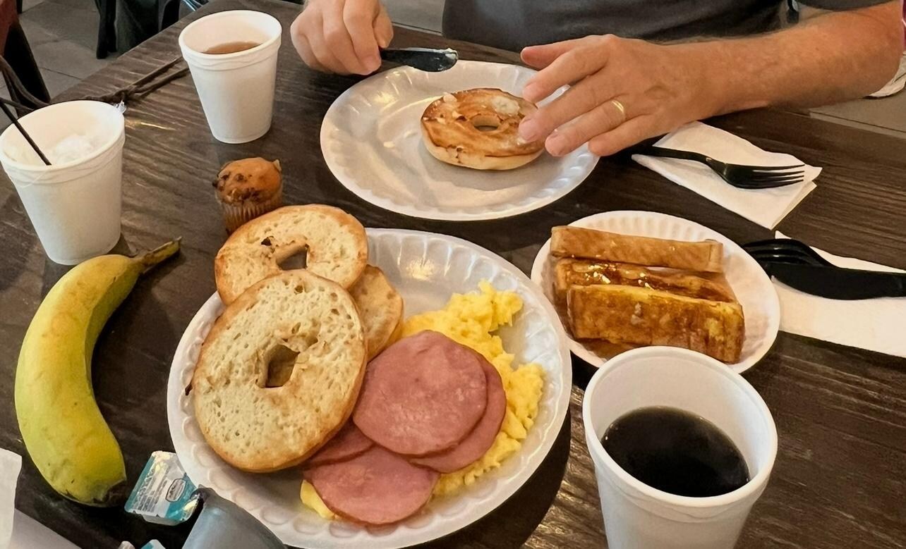 Café da manhã básico , gostosinho  e pessoal do café atenciosos.