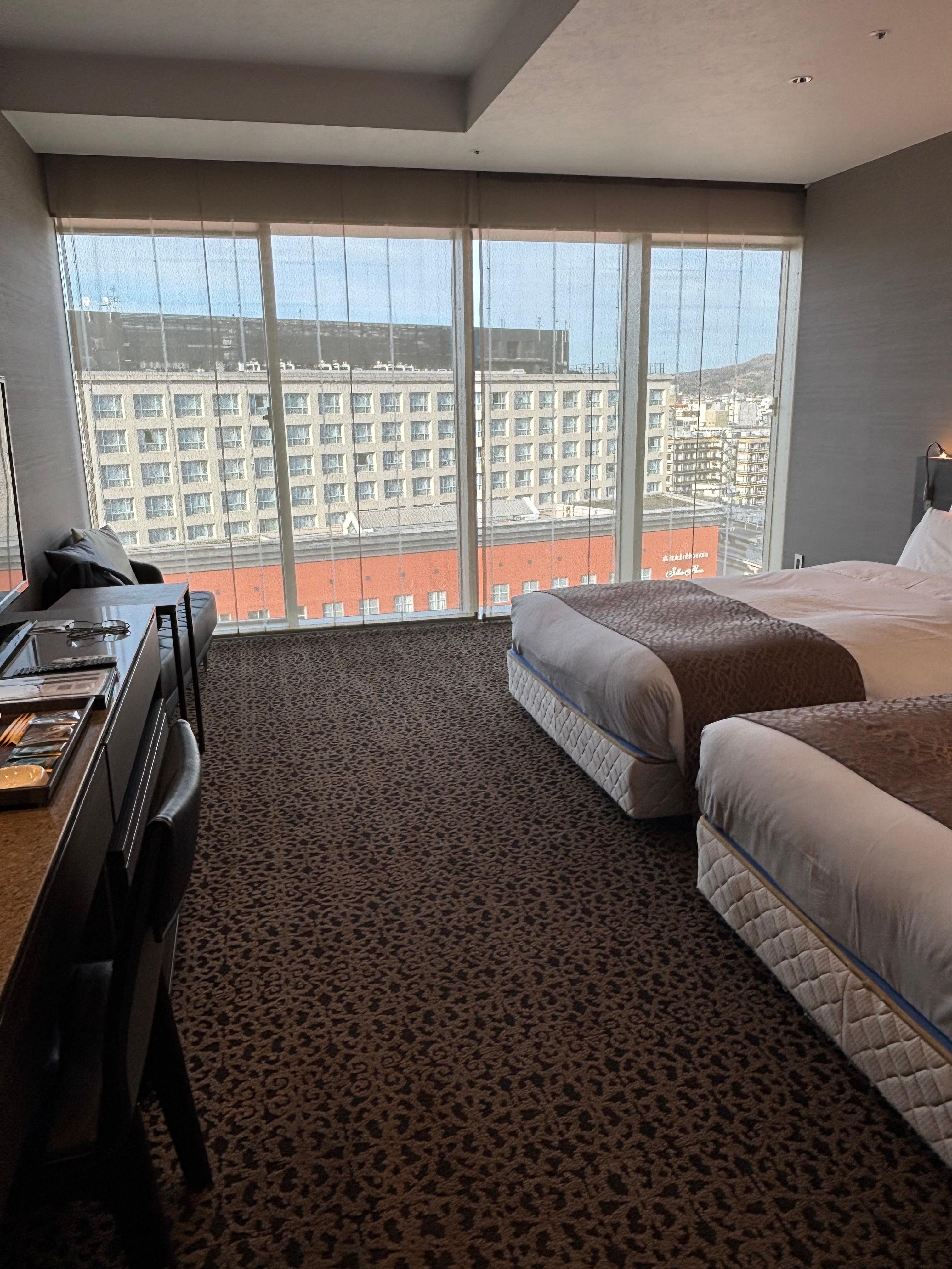 11階のこの部屋は大変オープンで、部屋も広くとても快適な部屋です。夜もカーテンを閉めずに夜景を眺めながら、話が弾みましたね。