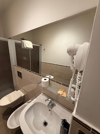 Banheiro bom, secador de cabelo eficiente