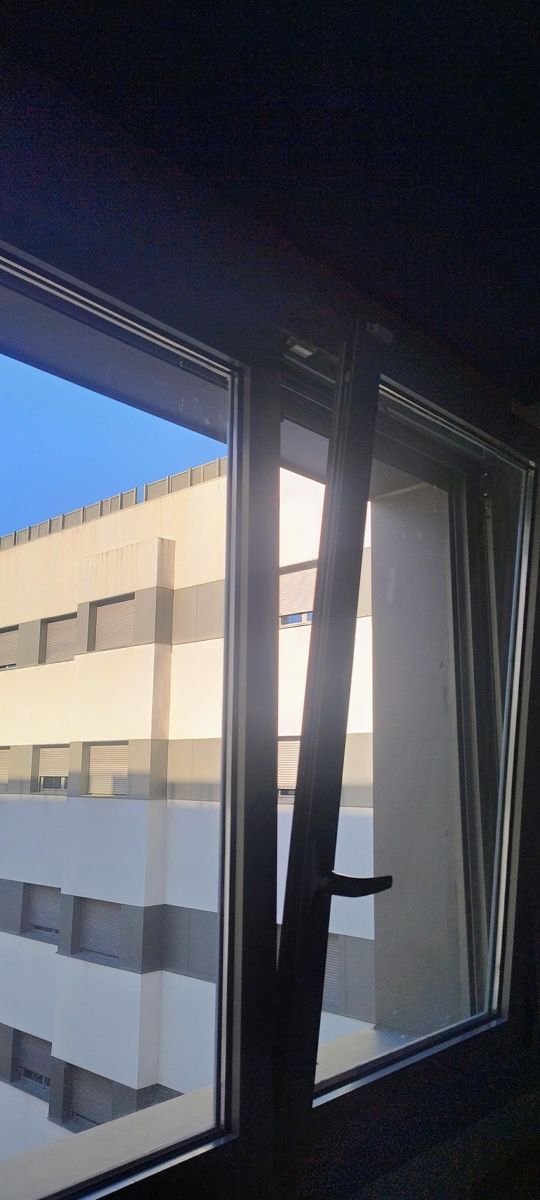 Ventanal ,solo se abría ese lado y ese poquito 