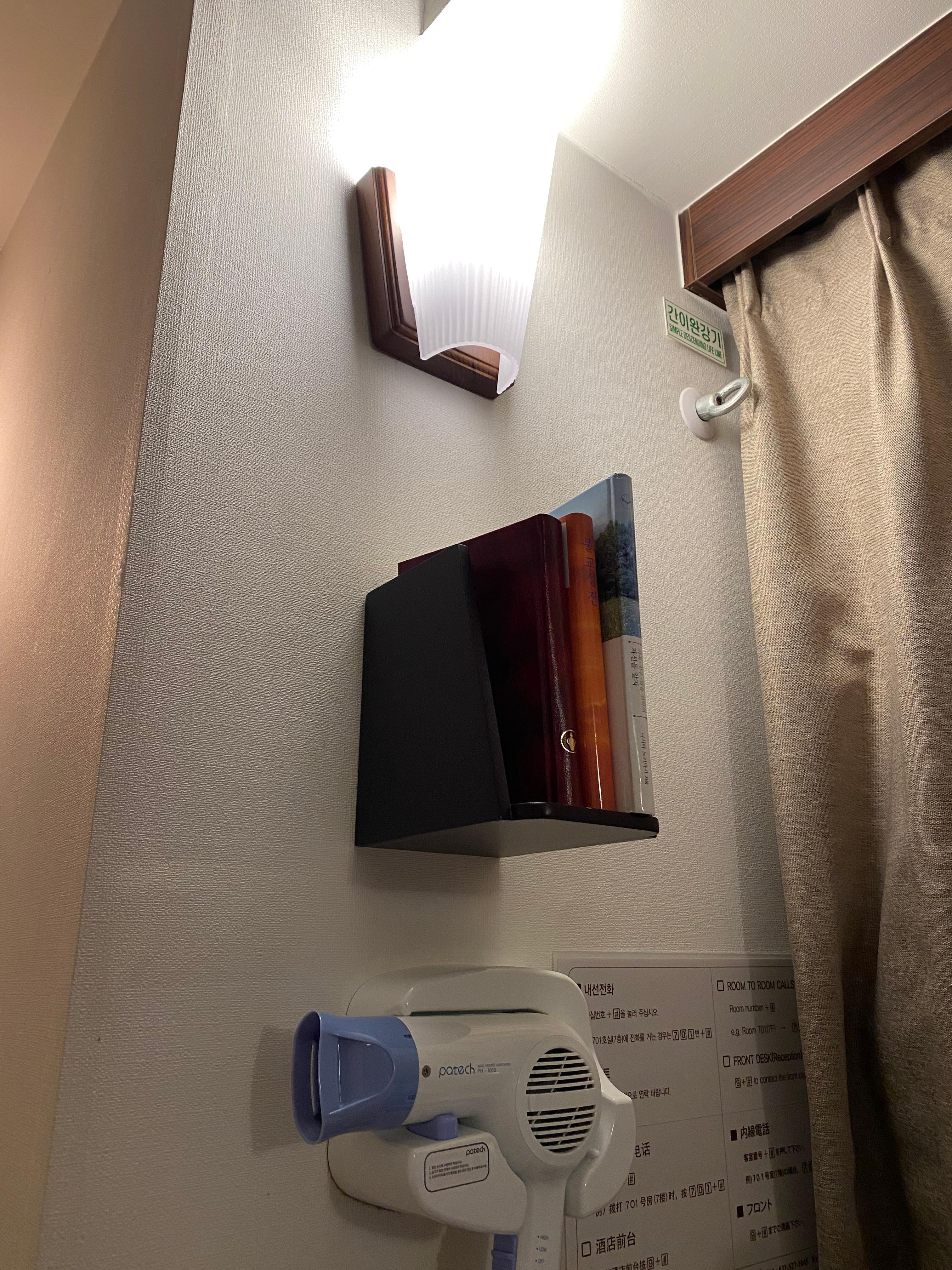 책 몇 권 꽂혀있는 작은 선반도 설치되어있는게 재미있어서 찍어봤어요. 읽어보진 못했지만... 😅